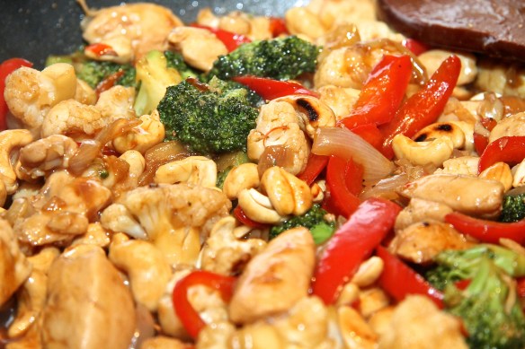 Kjúklinga „stir fry“ með kasjúhnetum | Eldhússögur