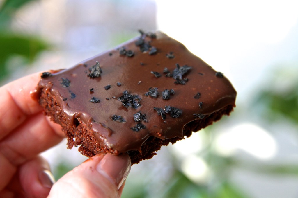 Brownies með söltu karamellukremi og lakkrís | Eldhússögur