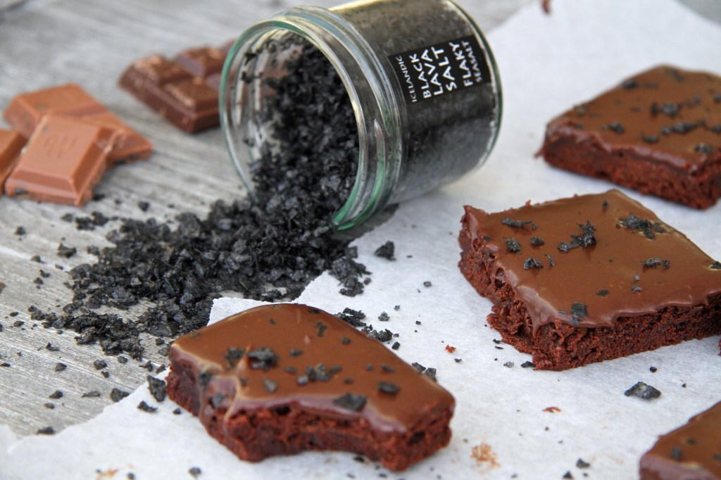 Brownies með söltu karamellukremi og lakkrís | Eldhússögur