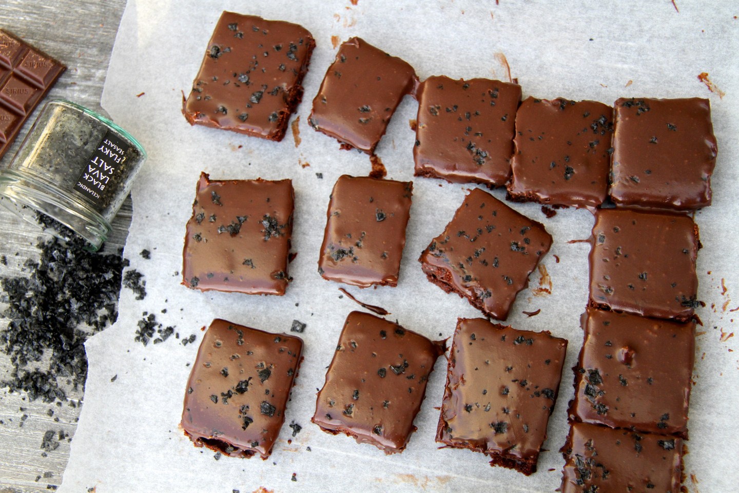 Brownies með söltu karamellukremi og lakkrís | Eldhússögur